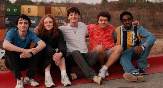 Stranger Things Cast Breaks Down in Tears During Emotional Final Table ...